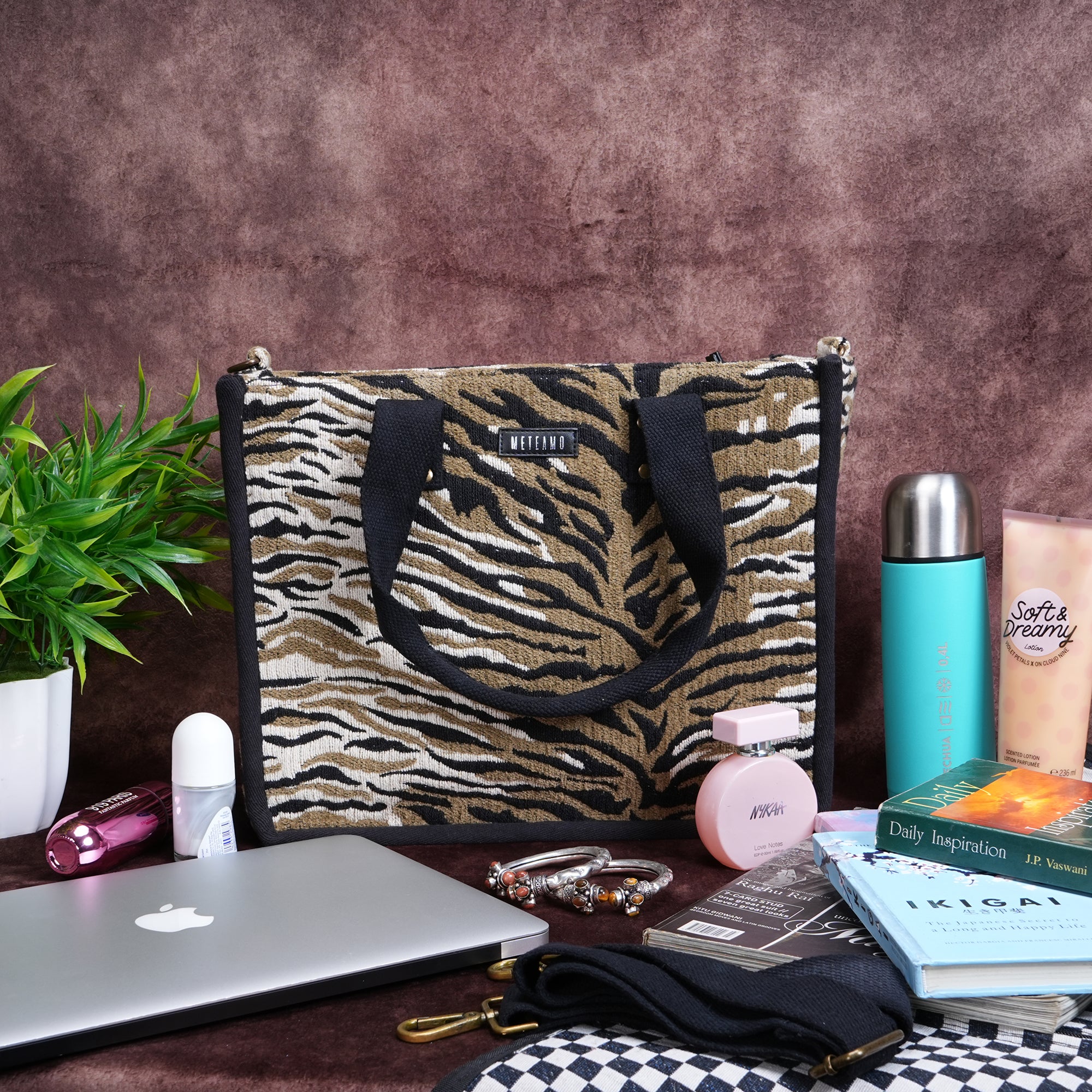 Me Te Amo | Bags in Raffia, Jacquard, Handloom Cotton & Polyester